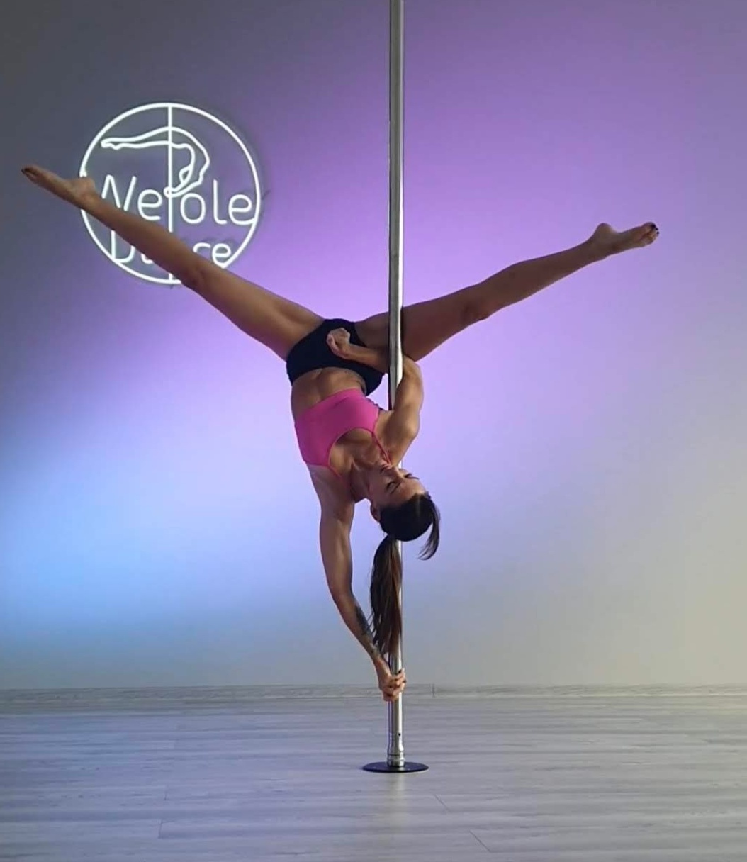 In English – We Pole Dance Studio